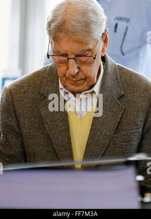 Former AusChwitz guard Reinhold Hanning (C) and his lawyer Andreas ...