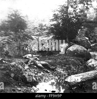 American Civil War: The slaughter pen at Gettysburg, dead soldiers in ...