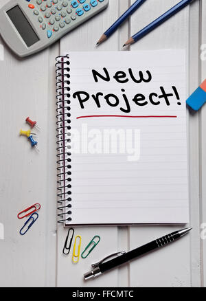 New project text on notepad and crippled paper Stock Photo - Alamy