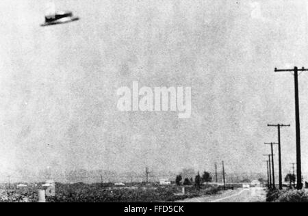 UFO, CALIFORNIA, 1965. /nFlying saucer photographed by a county highway ...
