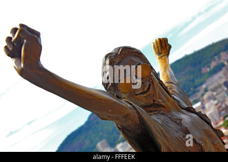 Michael Jackson statue at Favela Santa Marta - contrast between favela ...