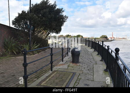 Cobbled dockside, Woodside, Birkenhead, by the River Mersey Stock Photo ...