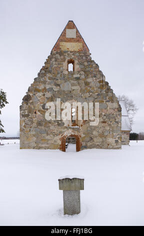 Arched window of a church ruin Stock Photo - Alamy