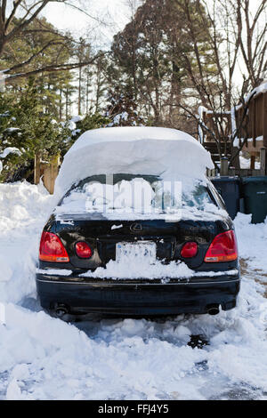 Car covered in heavy snow - Virginia USA Stock Photo - Alamy