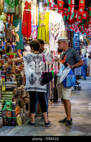 OMAN. MUSCAT. MUTRAH. TOURISTS IN THE SOUK Stock Photo - Alamy