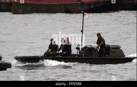 Daniel Craig arrives by boat on the Thames to officially Become the ...
