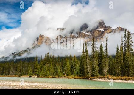 Castle Mountain in heavy clouds, Castle Junction, Banff Nationalpark ...
