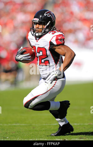 Atlanta Falcons running back Jacquizz Rodgers (32) runs past Arizona ...
