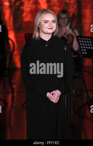 British singer Låpsley performs live on Italian talk show 'Che tempo ...