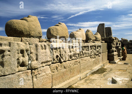Nandi statues on wall of shore temple, Mahabalipuram Mamallapuram ...