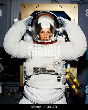 JAN DAVIS (1953- ). /nAmerican astronaut. Photographed conducting an ...