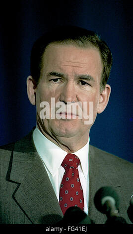 Reform Party presidential candidate Richard Lamm,right, shakes hands ...