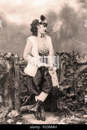 Beautifull young Victorian Women Smoking and driking Stock Photo - Alamy