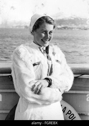 German Red Cross (DRK) nurses take care of the troops - the Nazi ...