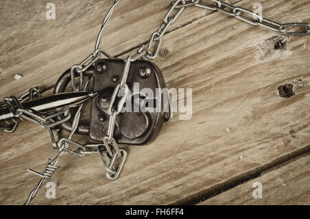 Pen, barbed wire and padlock, a press freedom concept Stock Photo - Alamy