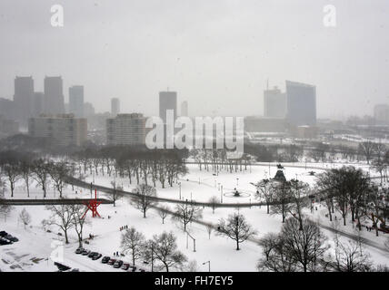 Blizzard in Philly Art Museum with sledders on the famed Rocky Steps ...