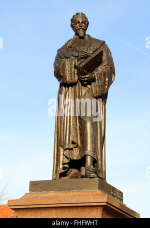 Statue of Hugo de Groot in front of the Oude Kerk (New Church) in Delft ...