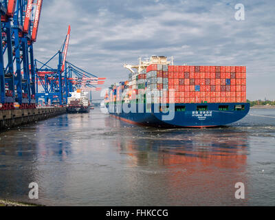 Container Vessel "HYUNDAI BRAVE" of Hyundai casting off the CTA ...