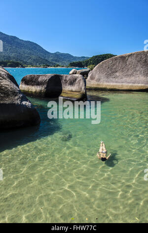 Natural swimming pool in the village of Pozo de las Calcosas, El Hierro ...