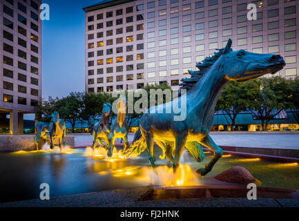 Mustangs at Las Colinas is a bronze sculpture by Robert Glen, that ...