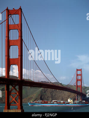 Ocean liner under the Golden Gate Bridge, 1937 Stock Photo - Alamy