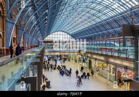 Shops at St. Pancras International railway station in London, UK Stock ...