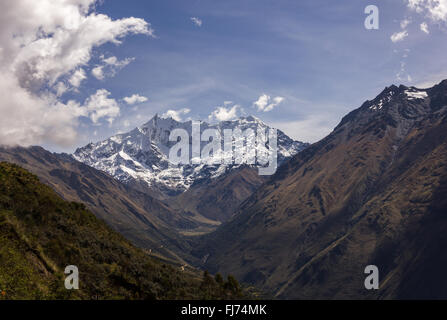 Green Mountain Range with highest peak, Mont Tohiea, 1207 m, Pacific ...