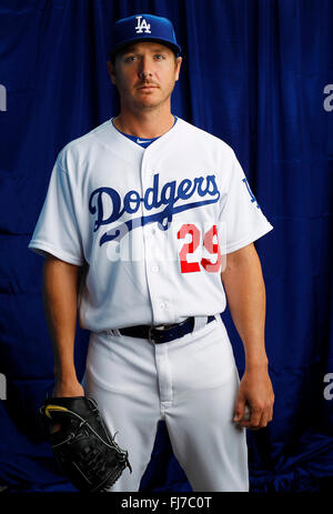 Los Angeles Dodgers pitcher Scott Erickson throws against the ...