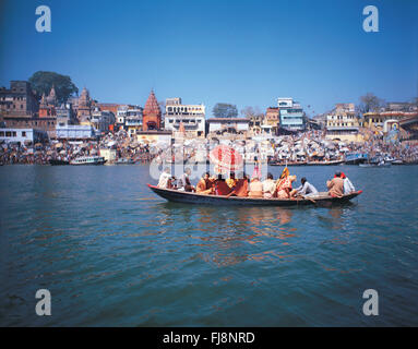 Pilgrims in boat, banaras, varanasi, uttar pradesh, india, asia Stock ...