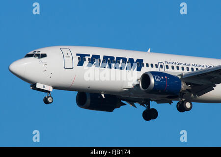 Tarom Airlines Boeing 737 landing at Barcelona Airport Stock Photo - Alamy