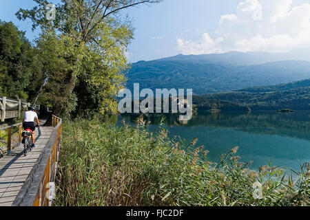 Lago di Toblino mit Schloss Castel Toblino, Trentino, Italien | Lake ...