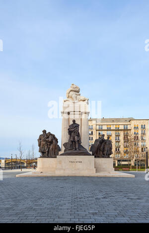 The Tisza Istvan Monument outside the Hungarian Parliament building ...