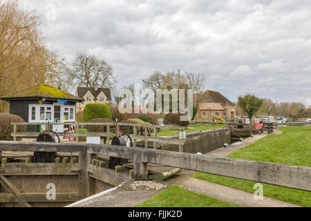 Buscot Lock and weir on the River Thames, Oxfordshire, England, UK ...