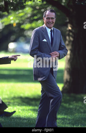 Washington, DC., USA, 1990 President George H.W. Bush waves to ...