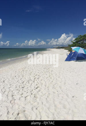 White sandy beach in Naples, Florida Stock Photo - Alamy