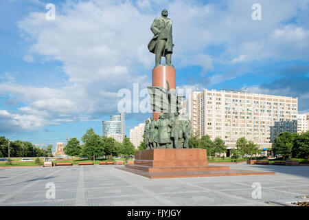 Statue of Lenin in Kaluzhskaya Square, Moscow, Russia Stock Photo - Alamy