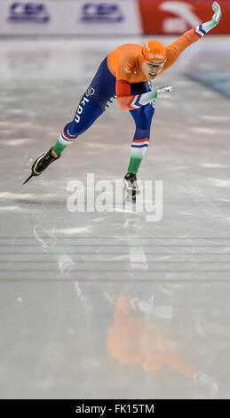 Marcel Bosker (1-I) of the Netherlands competes during the Men’s 5000m ...