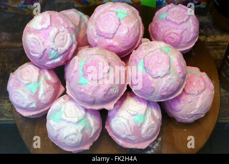 Lush Spa Oxford Street London - Flagship Lush Store on Oxford St ...