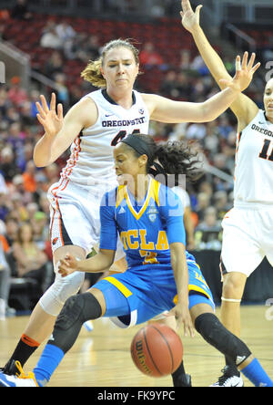 Oregon State center Ruth Hamblin (44) is defended by DePaul guard ...
