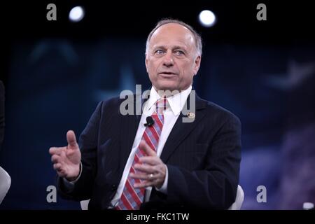 Iowa congressman Representative Steve King flips porkchops at the Iowa ...