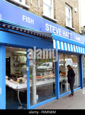 Fishmonger at Steve Hatt Fishmongers, Essex Road, Islington, London ...