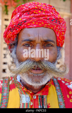 Daily life of unidentified local Indian faces in the street of India ...