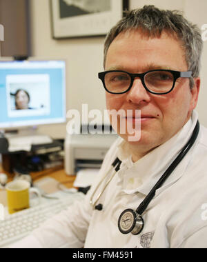 Lindlar, Germany. 03rd Mar, 2016. Frauke von Wirtz (L), supply ...