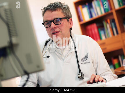 Lindlar, Germany. 03rd Mar, 2016. Frauke von Wirtz (L), supply ...