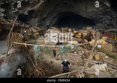 China, Guizhou, Ziyun, Getu National Park, village of the Cave Miaos ...