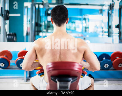 Back view of a stong man ready to lifting weights in the gym Stock ...