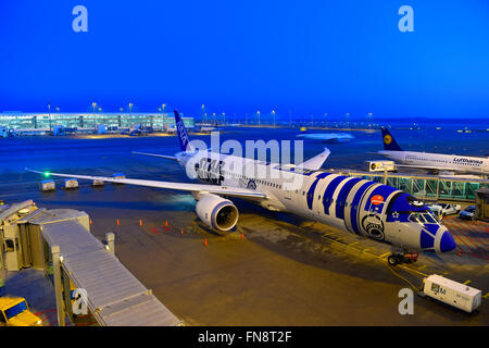 ANA Boeing 787-9 with Star Wars theme livery featuring R2-D2. Airplane ...
