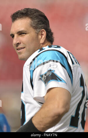 Carolina Panthers' Vinny Testaverde (16) passes downfield against the ...