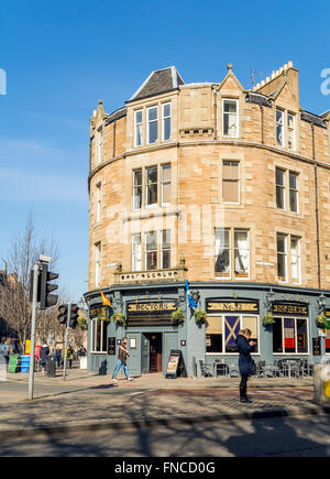 The well known Edinburgh pub 'Doctors" on the corner of Forrest Road ...