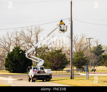 An American lineman repairs overhead electrical lines from a lift Stock ...